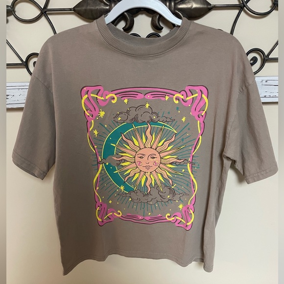 Daisy Street | Tops | Daisy Street Tan Sun And Moon Graphic Tshirt Size ...
